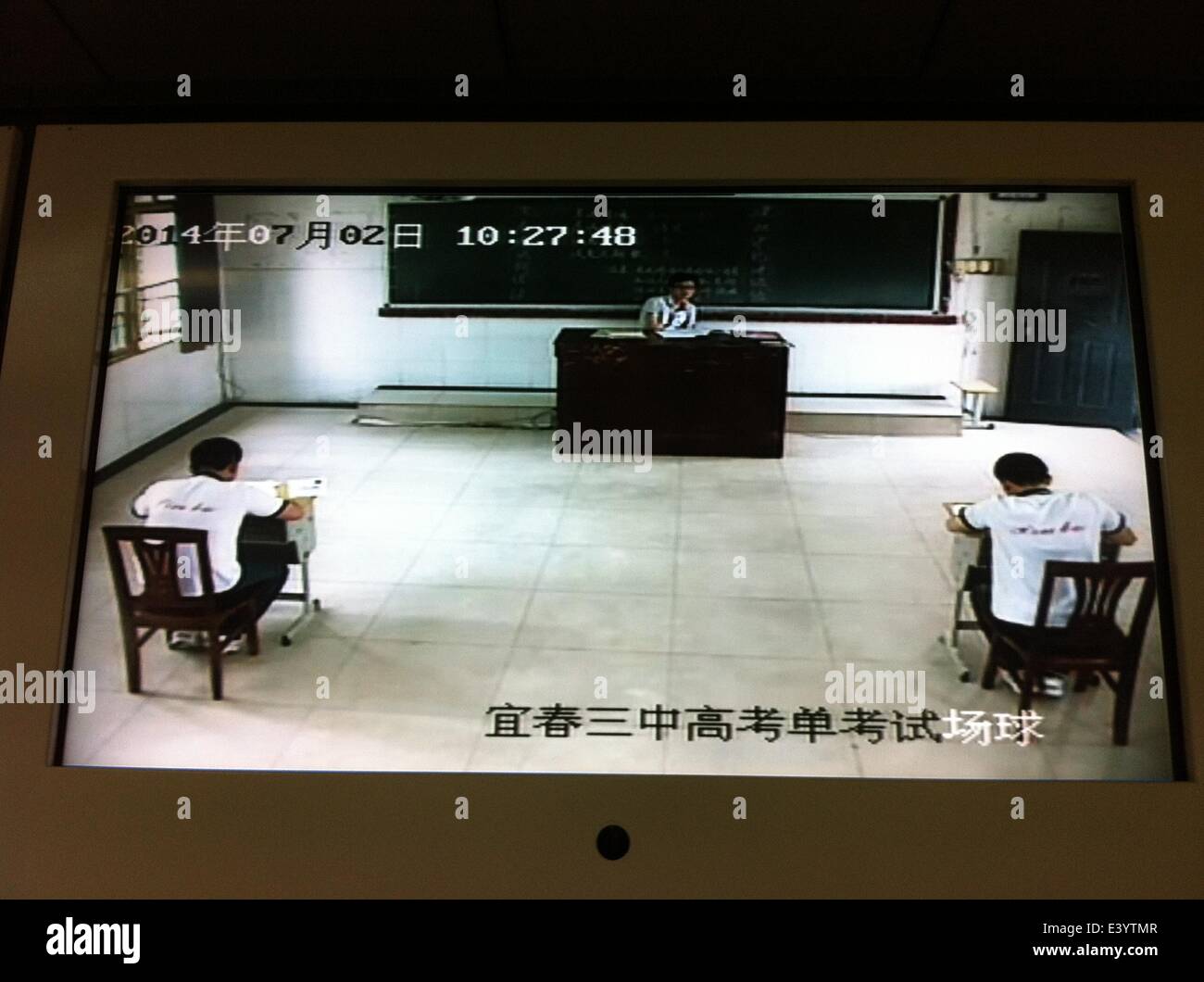 (140702) -- YICHUN, July 2, 2014 (Xinhua) -- Real-time monitoring ...