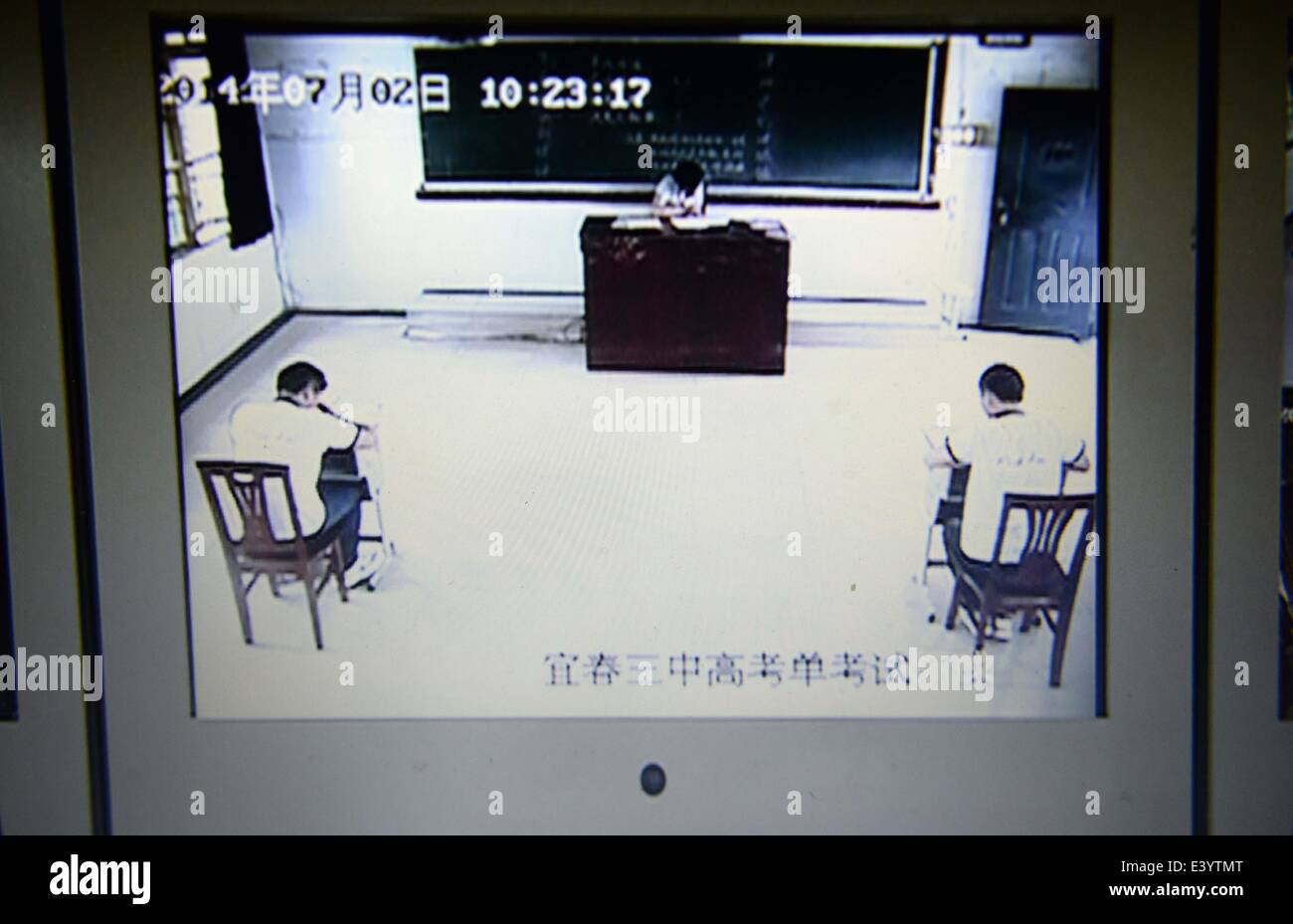 (140702) -- YICHUN, July 2, 2014 (Xinhua) -- Real-time monitoring ...