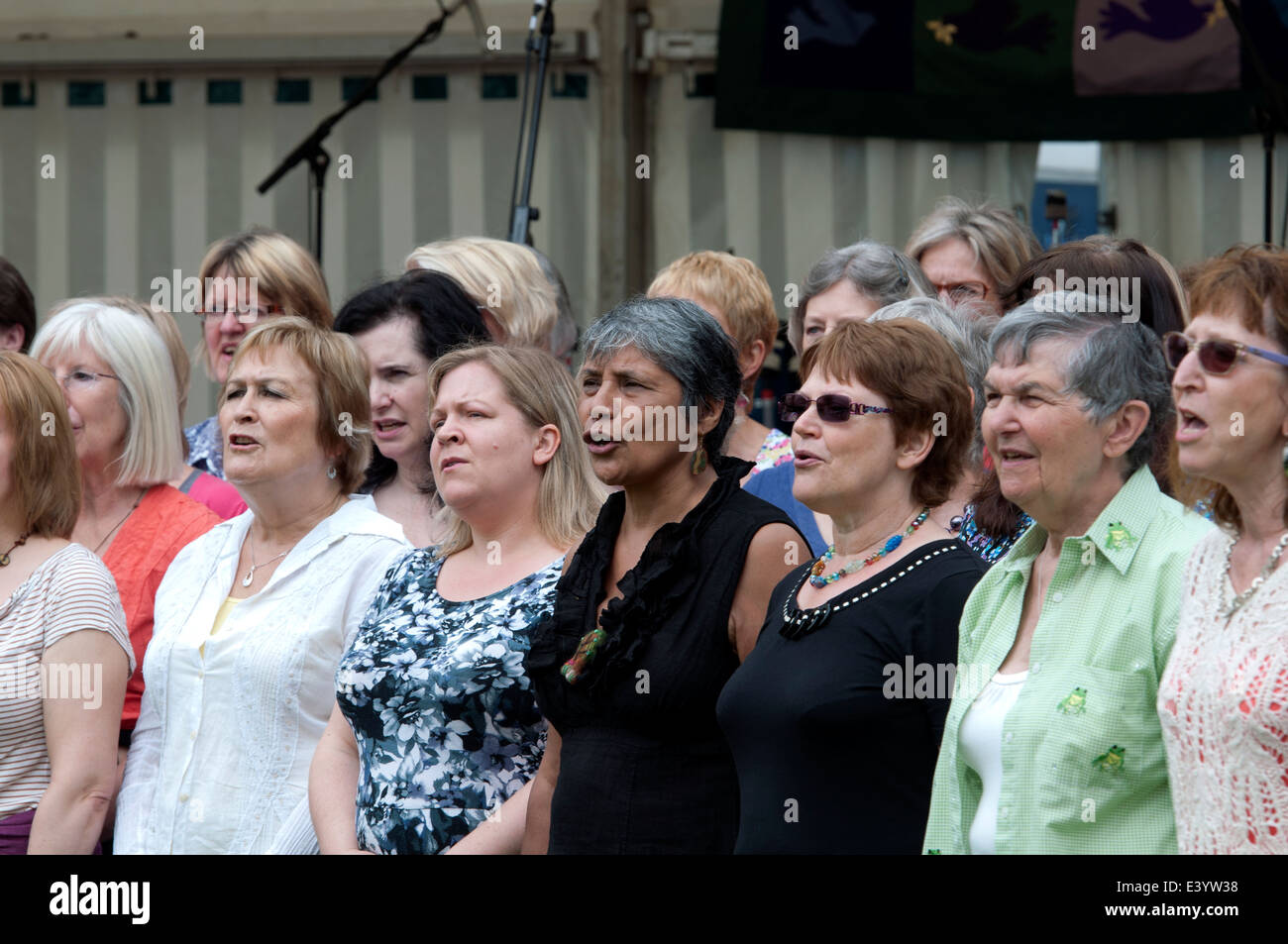 Choir singing hi-res stock photography and images - Alamy