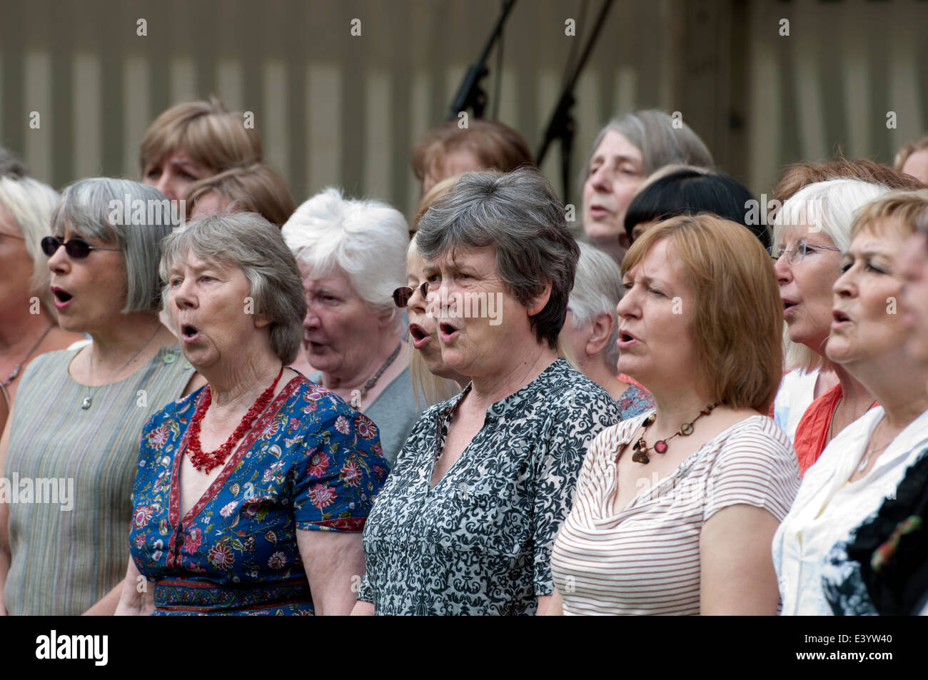 Women singing hi-res stock photography and images - Alamy