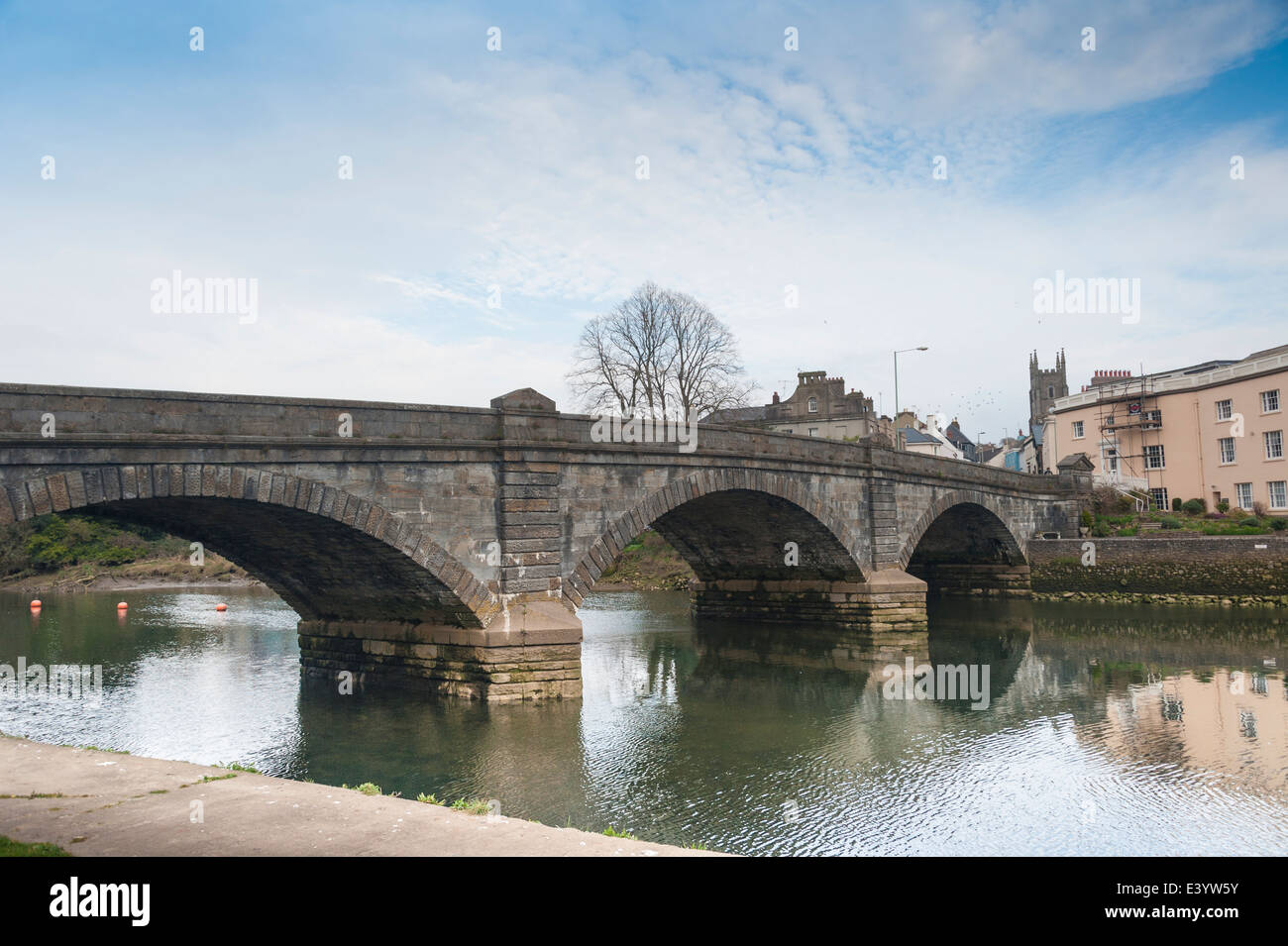 The Georgian bridge over the River Dart, at Totnes, Devon, UK Stock ...