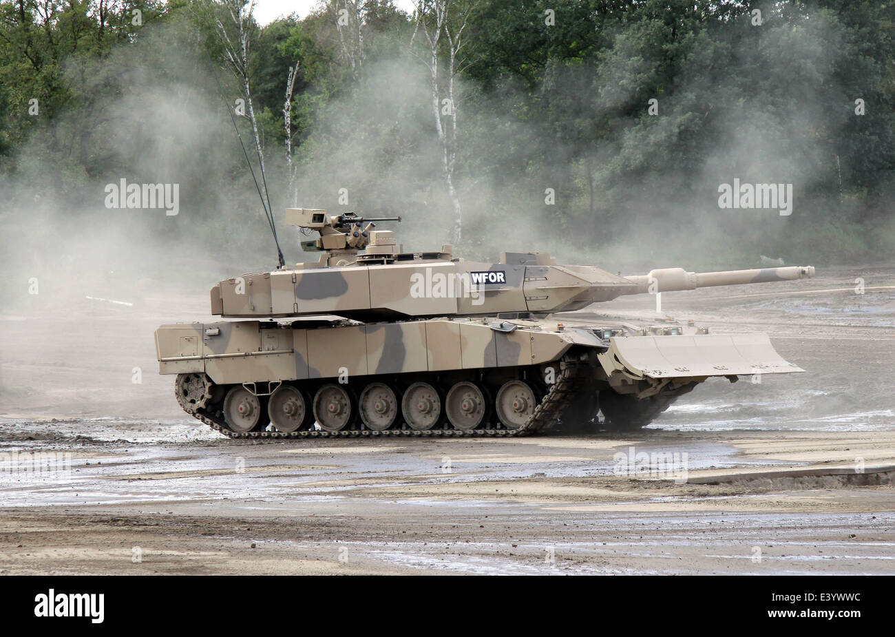 (dpa file) - A file picture dated September 2010 shows a battle tank of ...