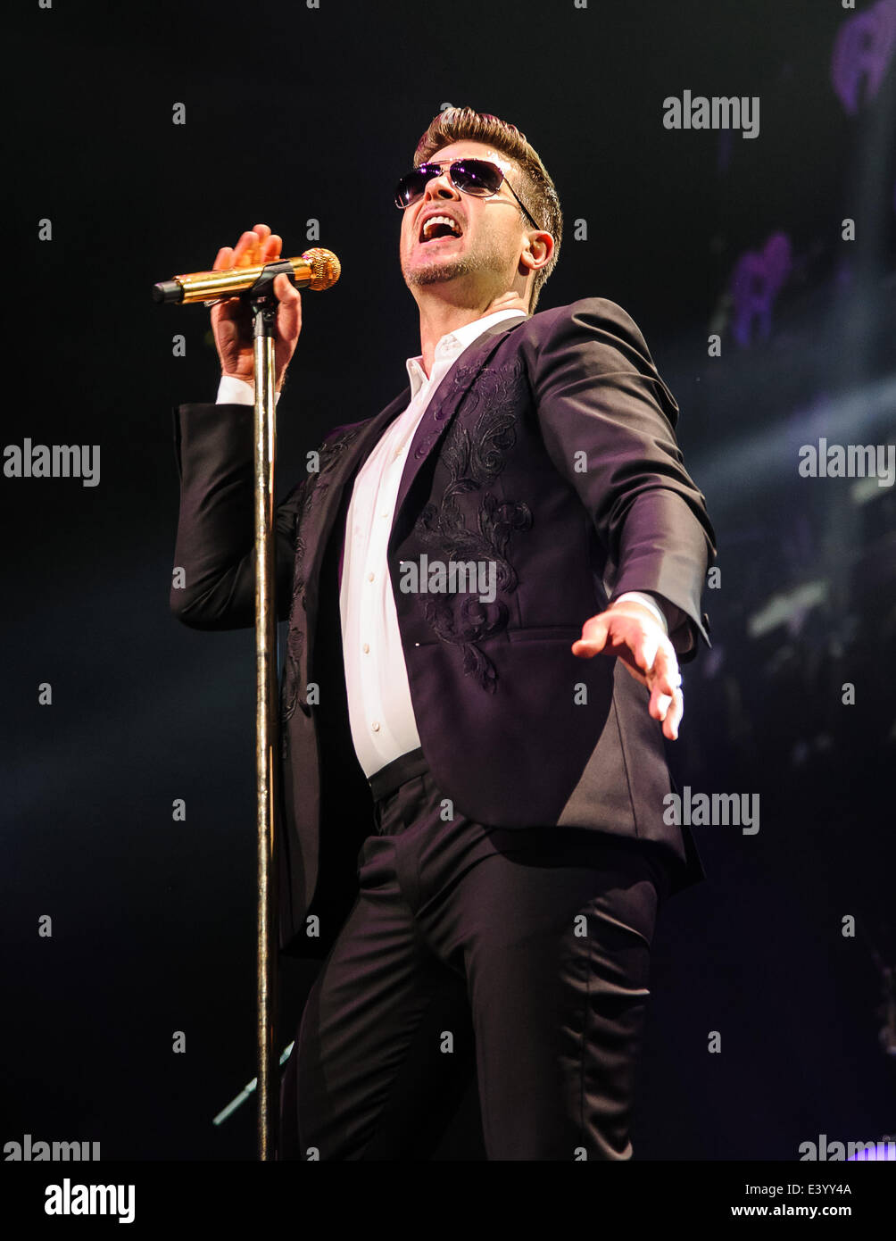 Q102's Jingle Ball 2013 at Wells Fargo Center Featuring: Robin Thicke ...