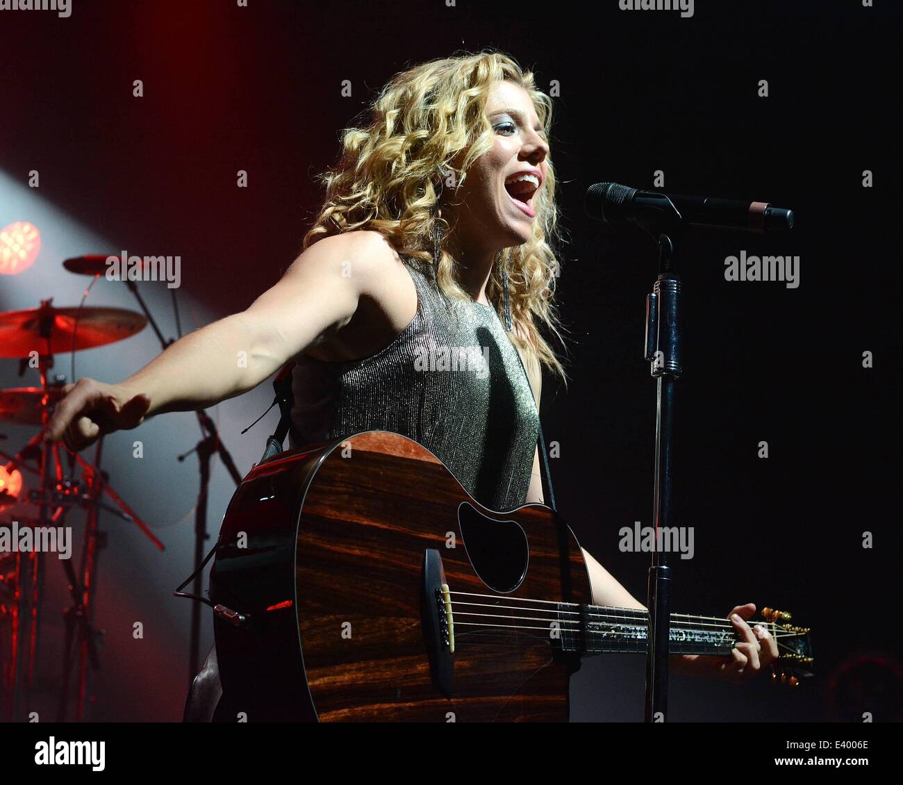 Singer kimberly perry band perry hi-res stock photography and images ...