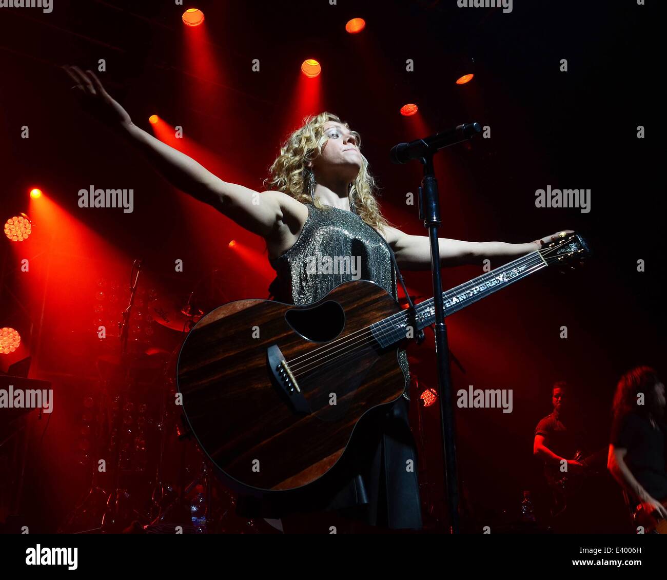 Singer kimberly perry band perry hi-res stock photography and images ...