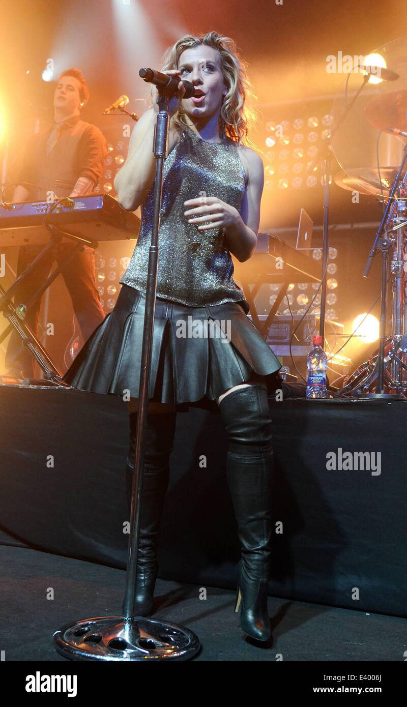 Singer kimberly perry band perry hi-res stock photography and images ...