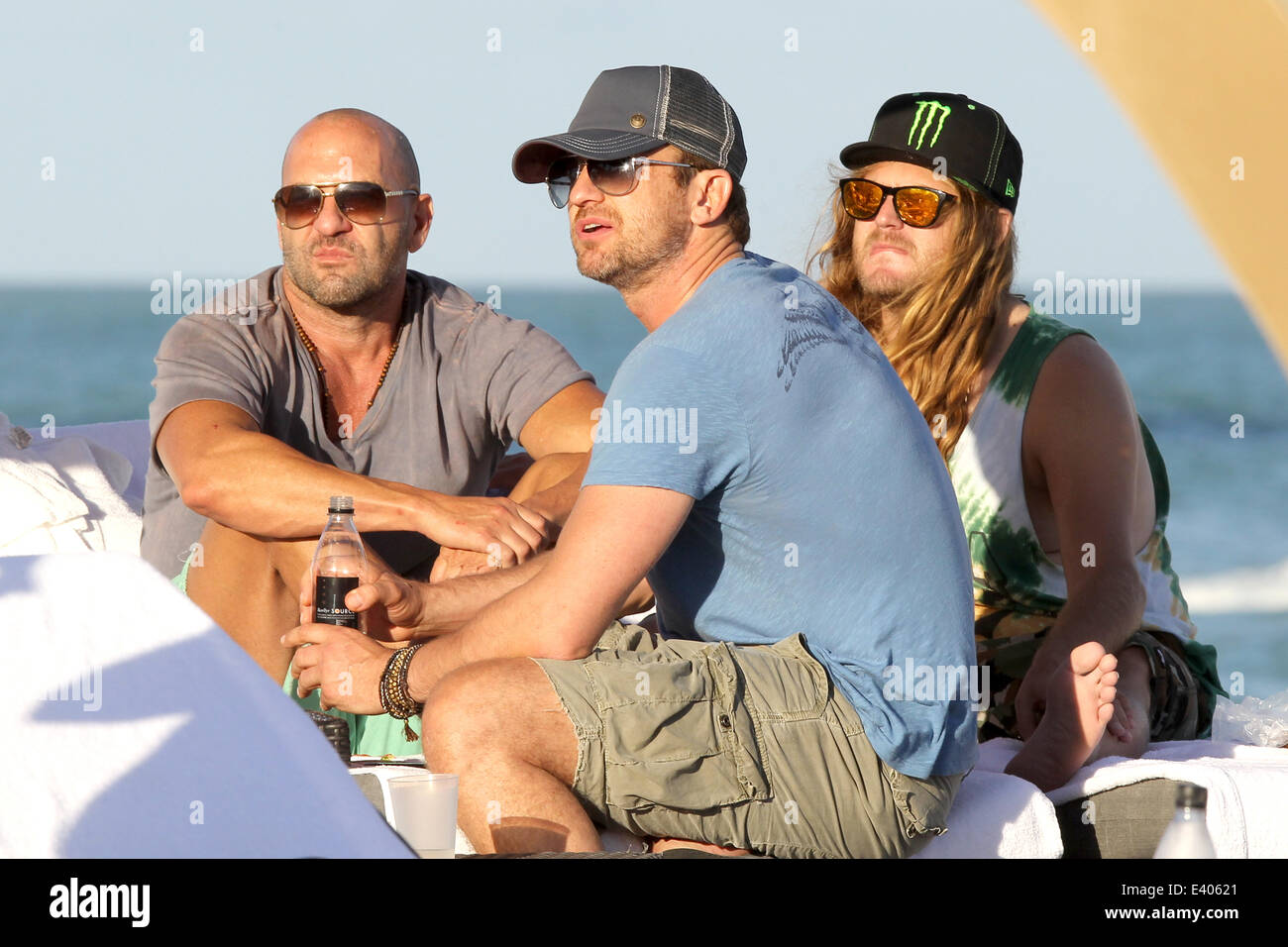 Gerard Butler spends an afternoon with friends in Miami Beach. The ...