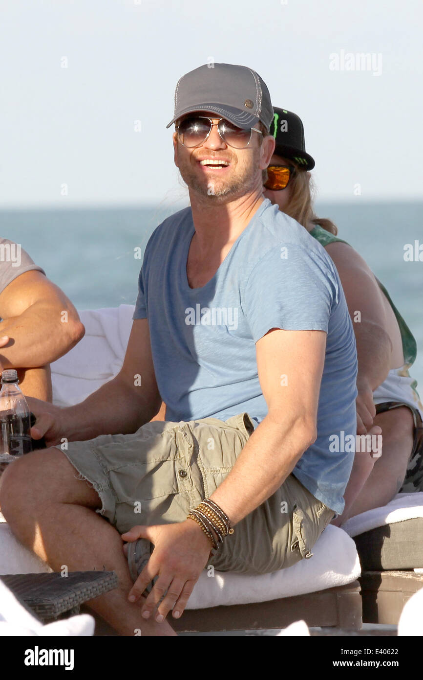 Gerard Butler spends an afternoon with friends in Miami Beach. The ...