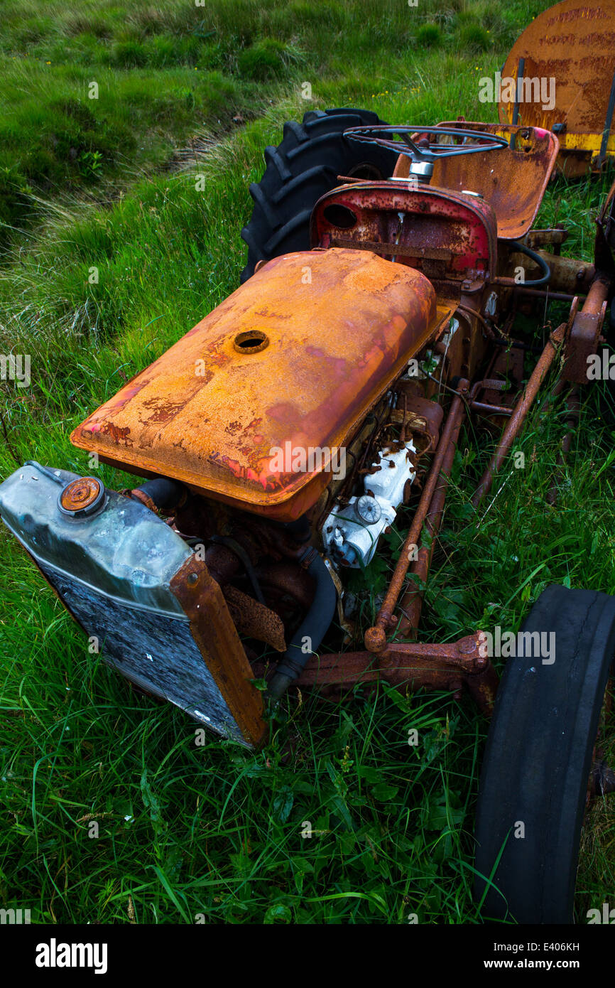 Rusting old tractor Stock Photo - Alamy