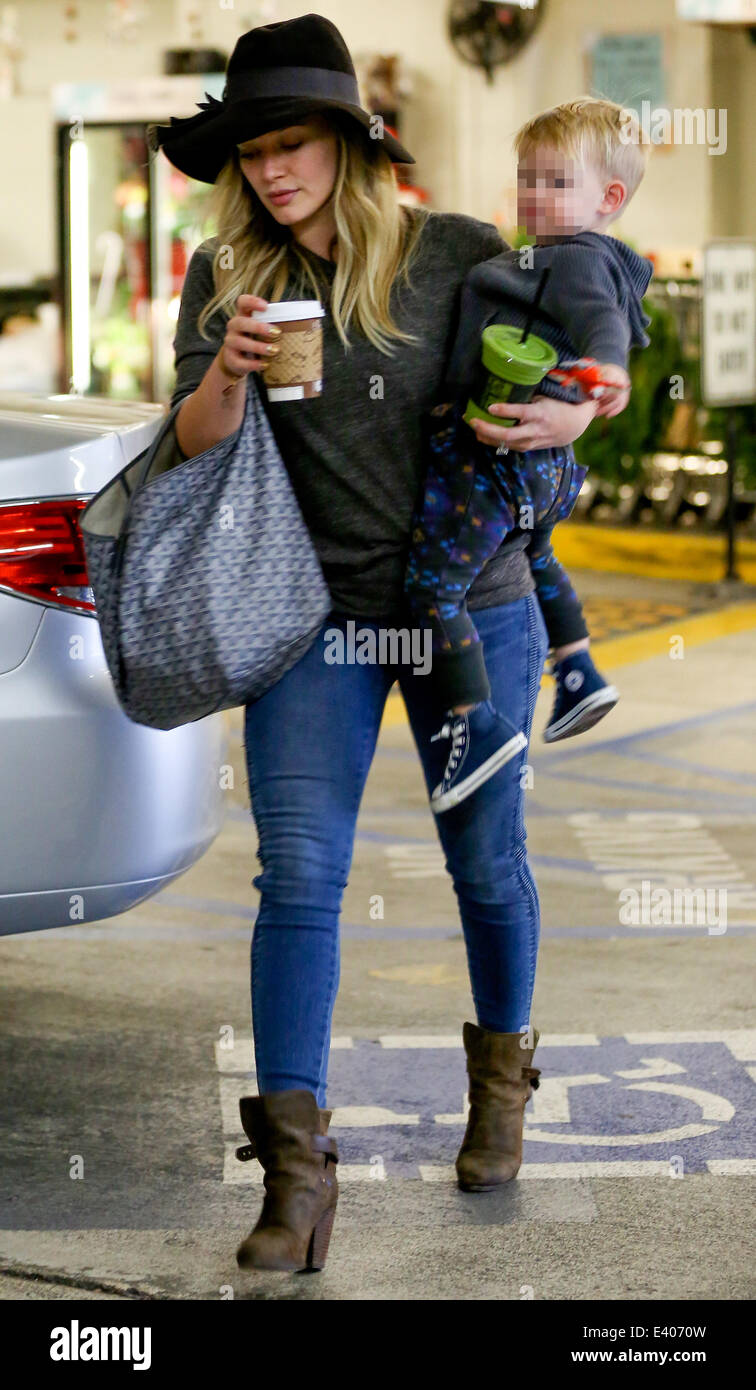 Hilary Duff returns to her car carrying her son Luca after shopping at ...