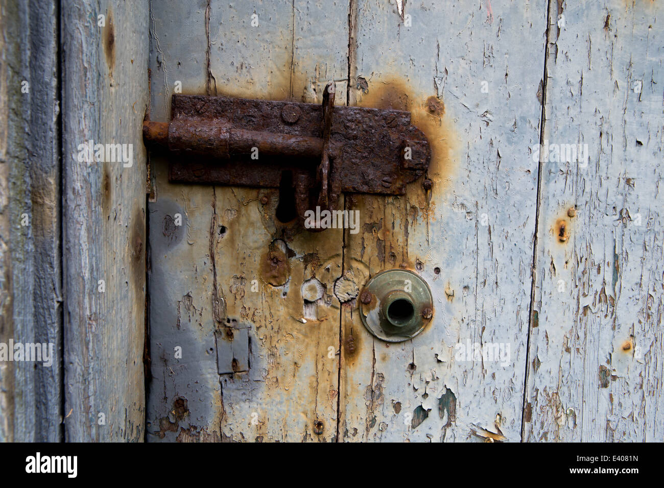 Rusty old bolt on wooden door Stock Photo - Alamy