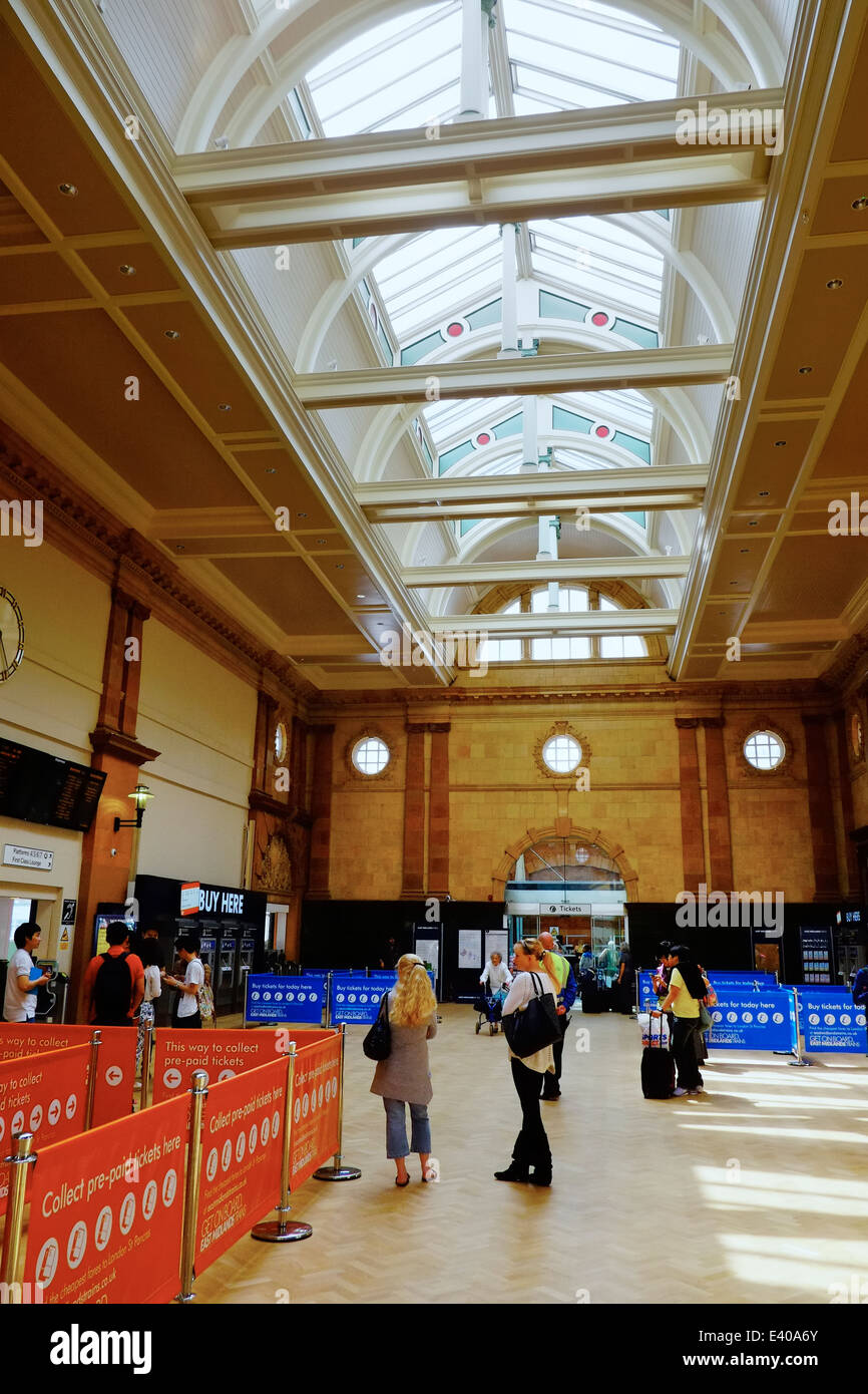 Nottingham Railway station interior concourse England UK Stock Photo ...
