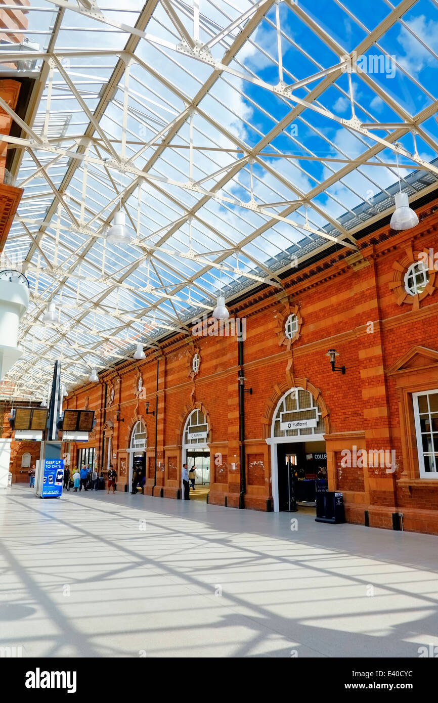 Nottingham Railway station interior concourse England UK Stock Photo ...