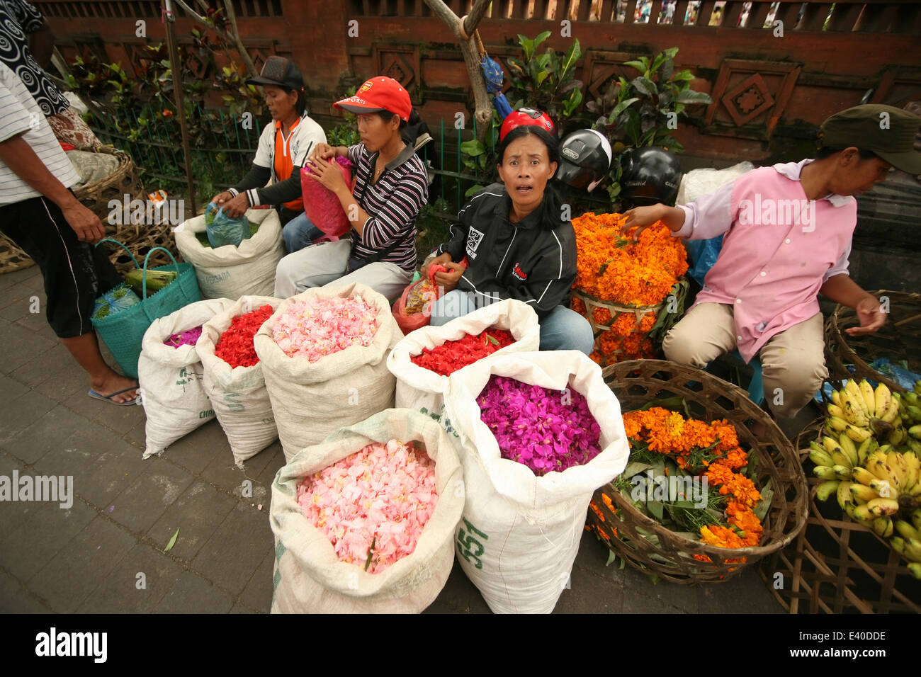 The Asian women selling flowers Stock Photo - Alamy