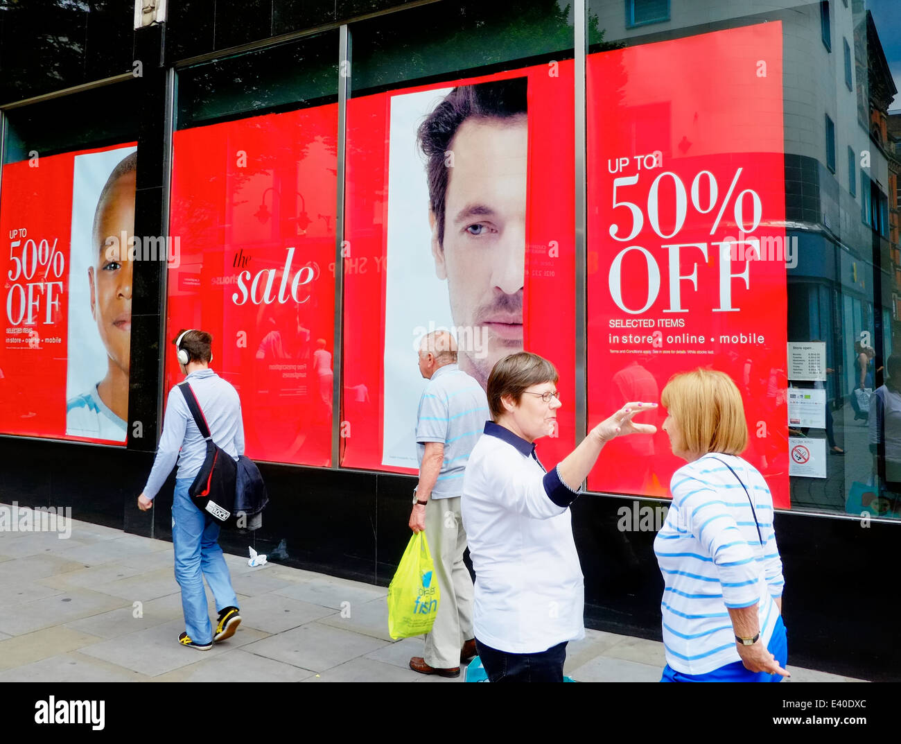 Street england for sale signs hi-res stock photography and images - Alamy
