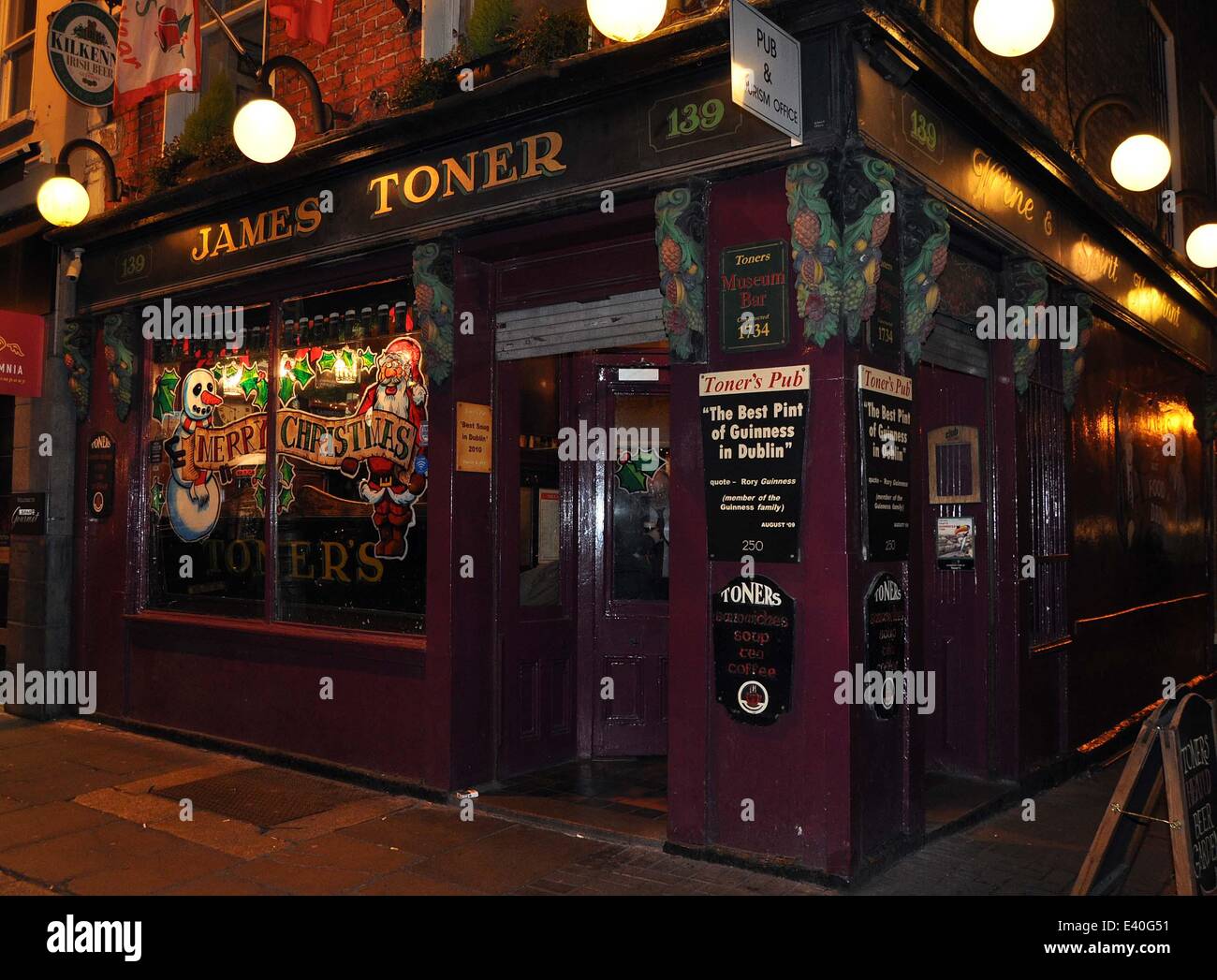 The cast of Anchorman 2 leaving Toners pub after popping in for a ...