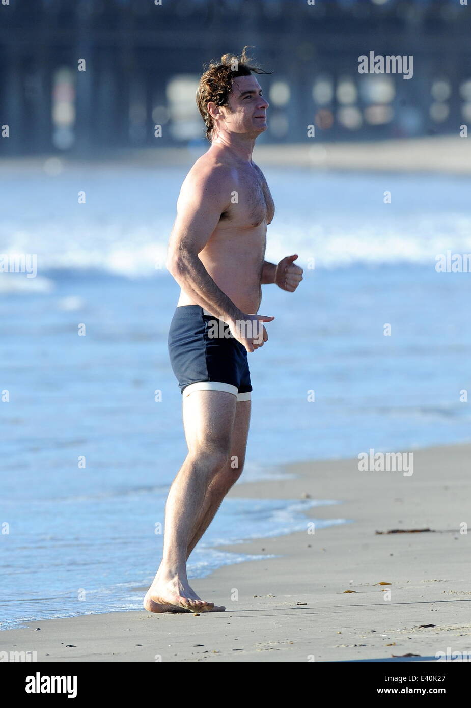 Liev Schreiber shows off his toned body on the filmset of "Pawn ...