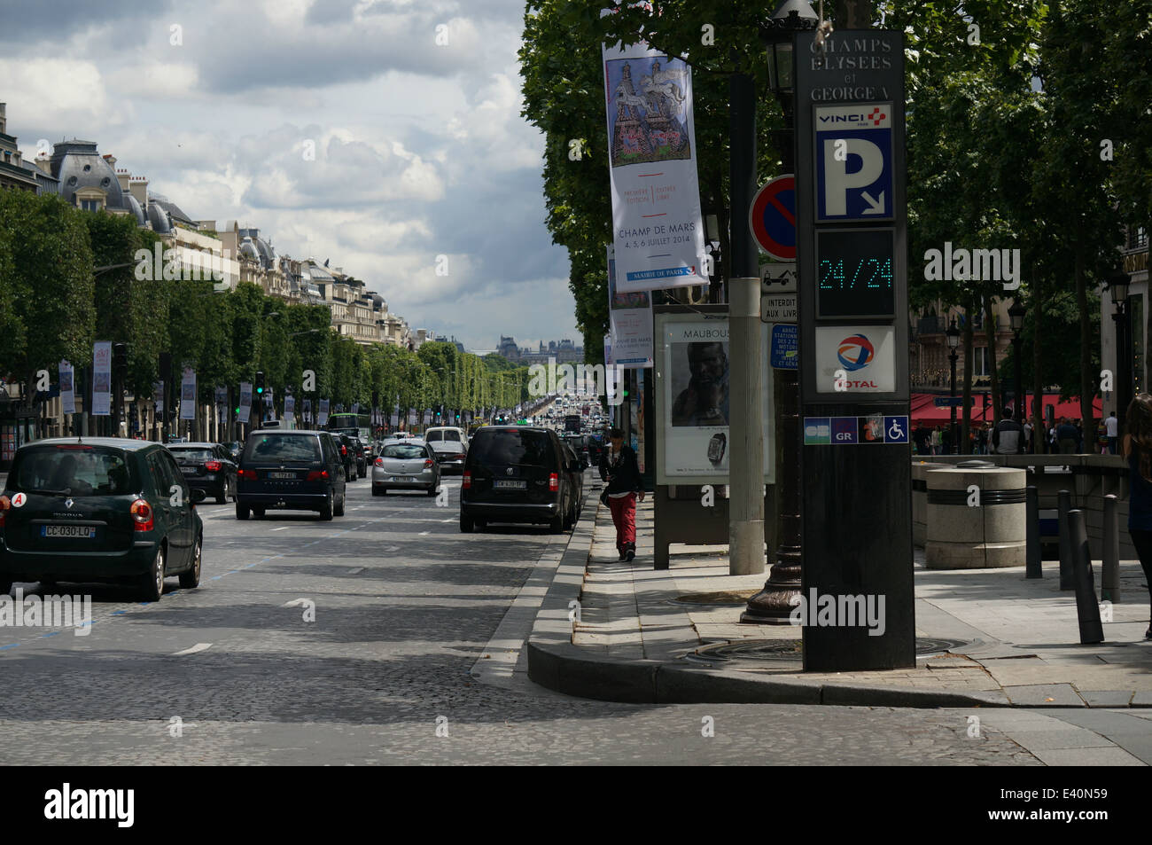 Traffic on Avenue des Champs Elysees Paris Stock Photo - Alamy