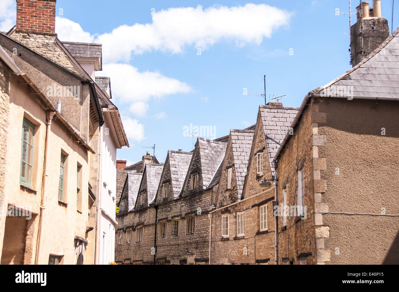 Row of terrace town houses made from cotwold stone Stock Photo - Alamy