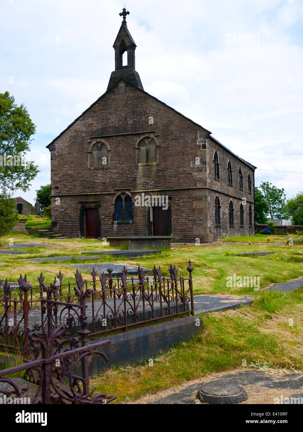 Saddleworth church hi-res stock photography and images - Alamy