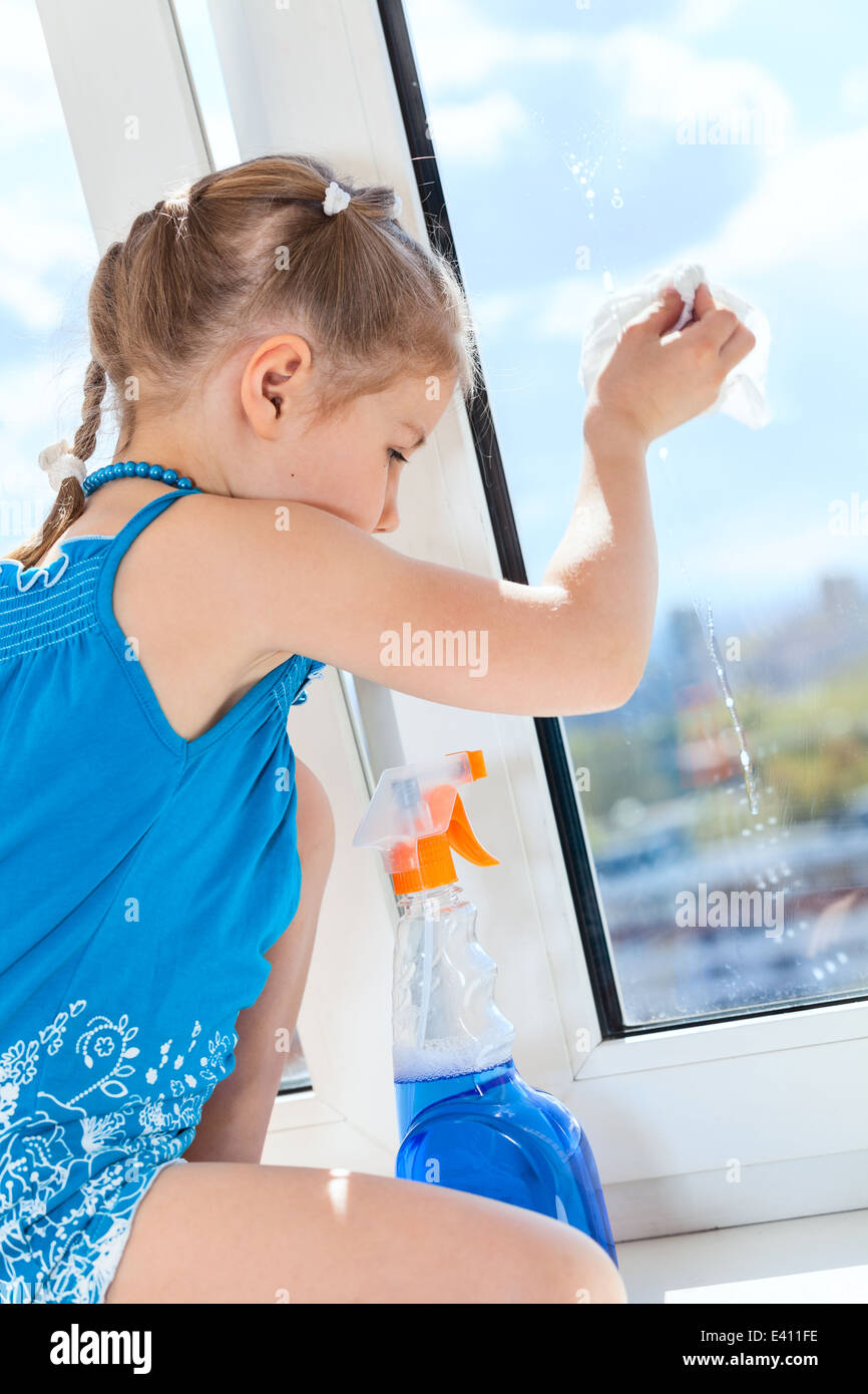 Child rubbing glass plastic window with a detergent Stock Photo - Alamy