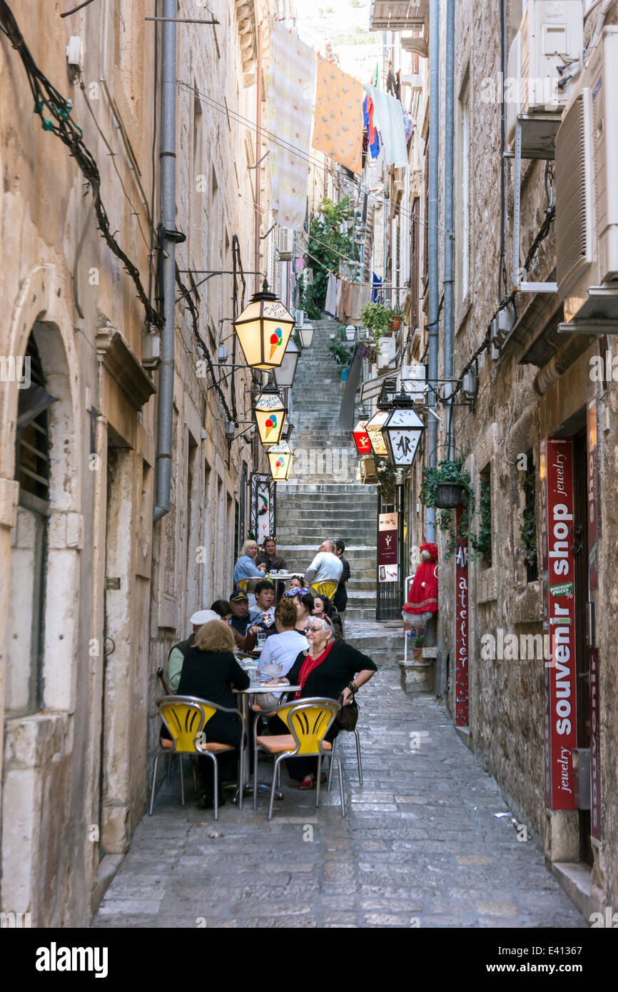 Croatia, Dubrovnik, pavement cafe in narrow alley Stock Photo - Alamy
