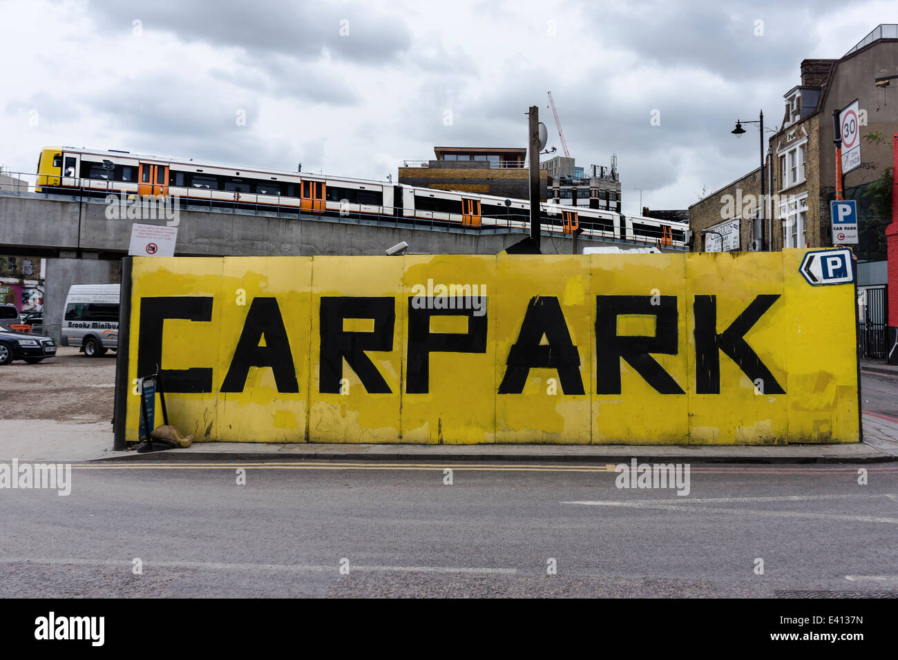 London underground sign hackney hi-res stock photography and images - Alamy