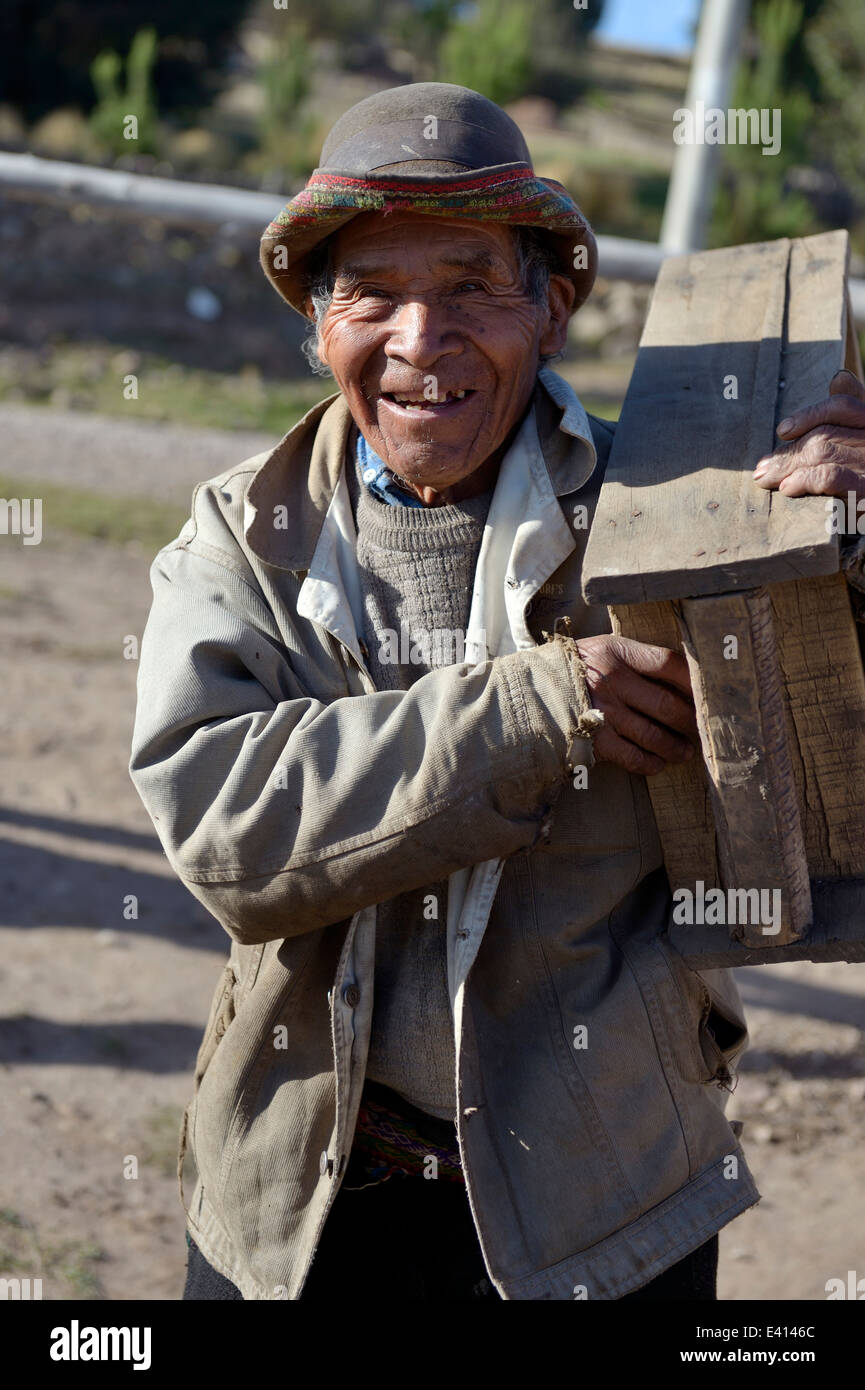 Old man carrying box hi-res stock photography and images - Alamy