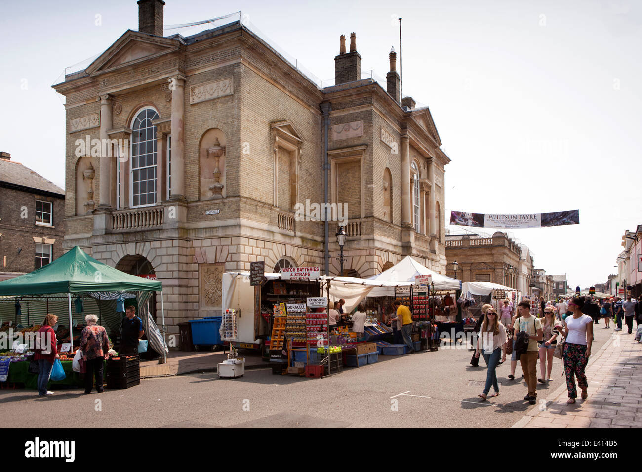 UK England, Suffolk, Bury St Edmunds, Cornhill, market stalls below old ...