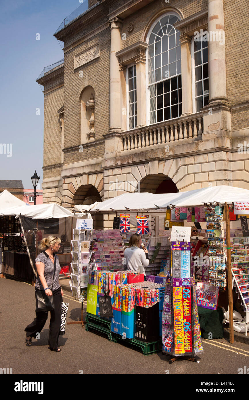 UK England, Suffolk, Bury St Edmunds, Cornhill, market stalls below old ...