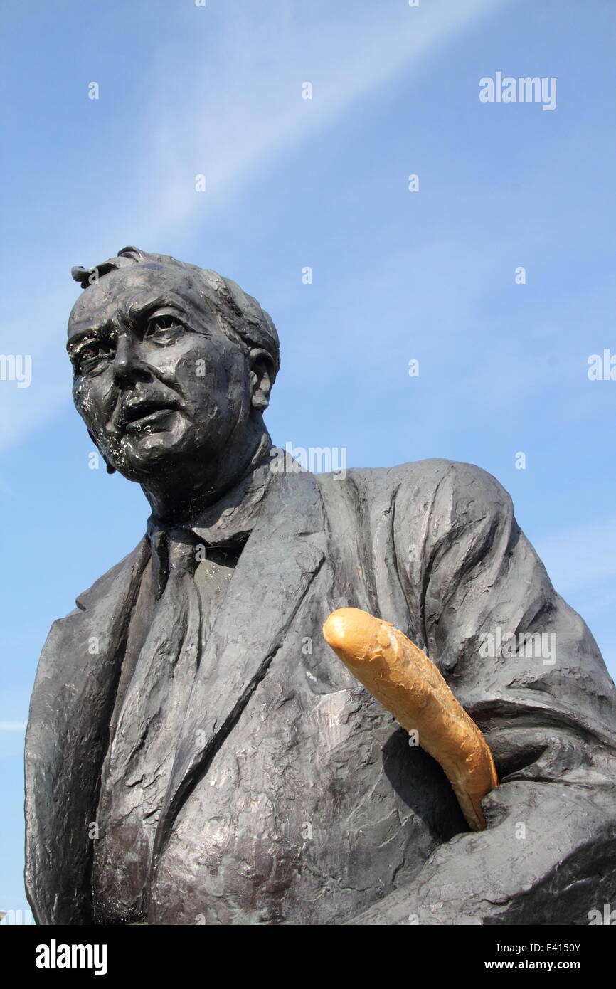 Harold wilson statue huddersfield station hi-res stock photography and ...