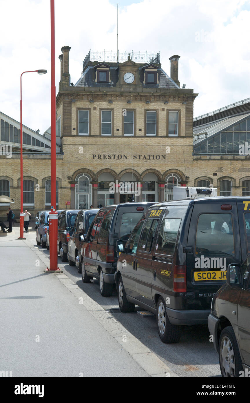 Preston railway station and taxi rank Stock Photo - Alamy