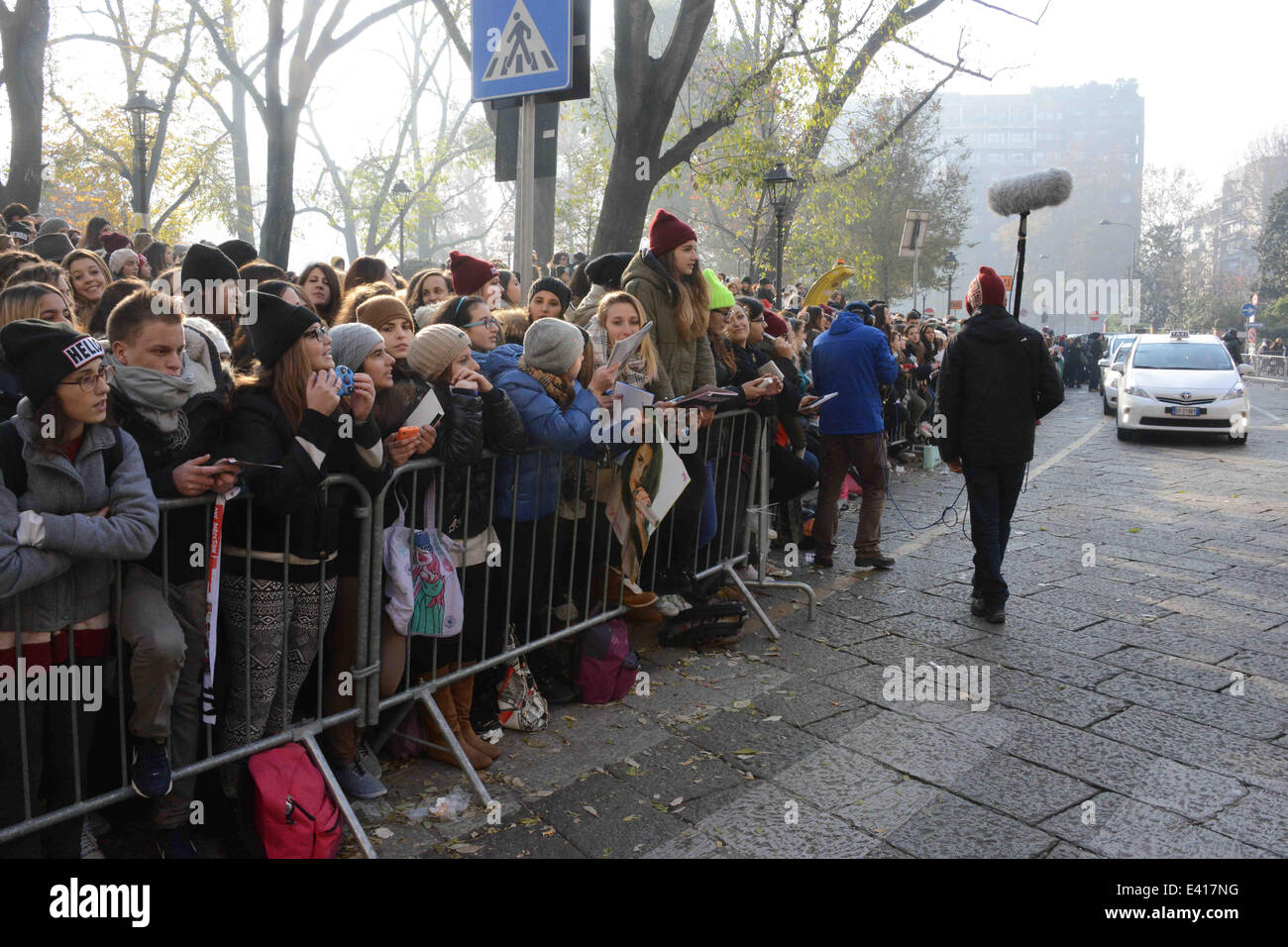 Crowds of devoted One Direction fans gather outside their hotel Where ...