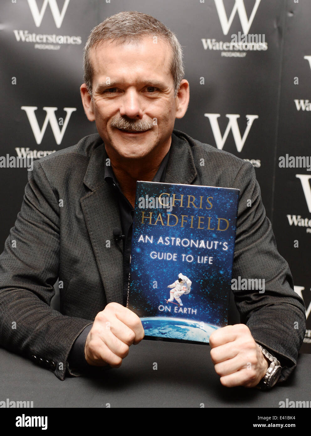 Commander chris hadfield signs hi-res stock photography and images - Alamy