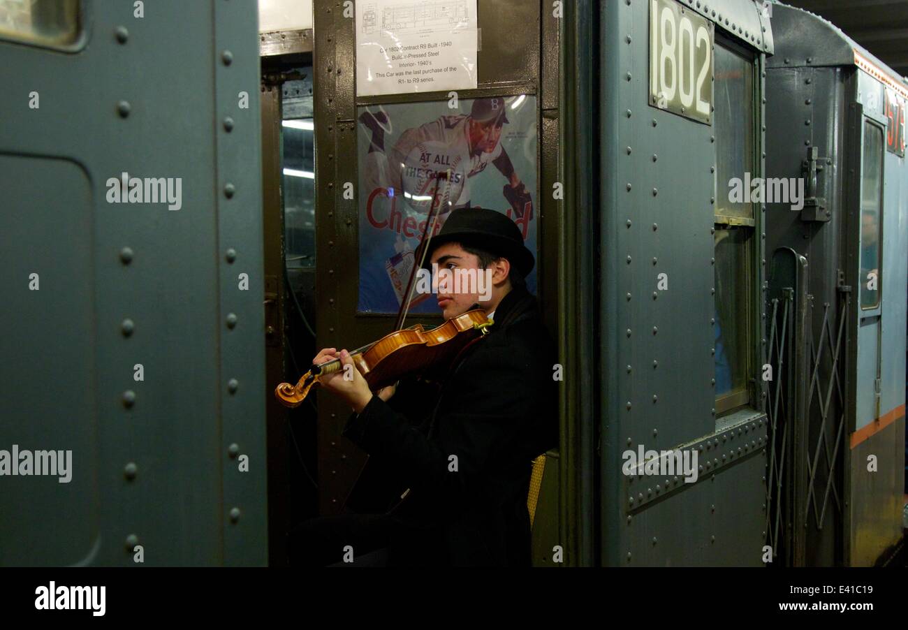Metropolitan Transit Authority (MTA) 'Nostalgia' vintage subway train ...