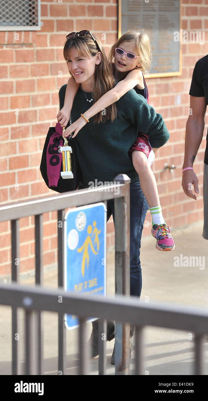 Jennifer Garner gives her daughter Violet a piggyback ride after she ...