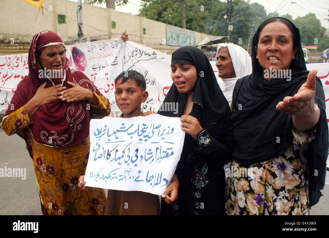 Relatives of Irshad Bibi chant slogans against her killing after rape ...