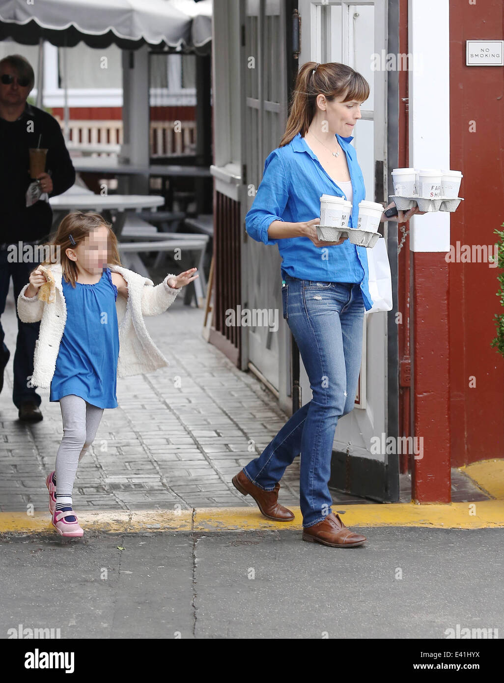 Jennifer Garner with daughter Seraphina picking up some beverages at ...