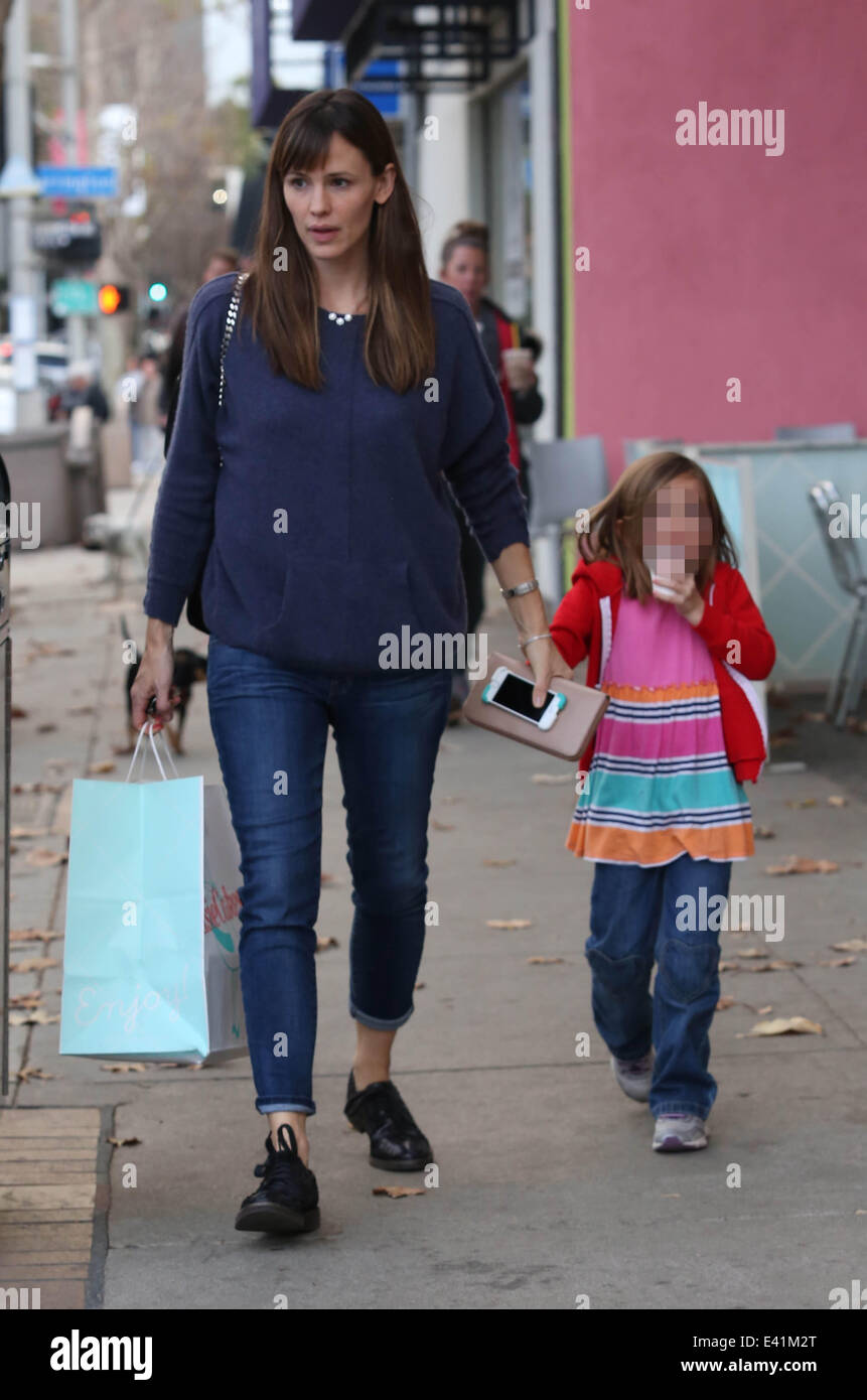Jennifer Garner with daughter Seraphina out christmas shopping in ...