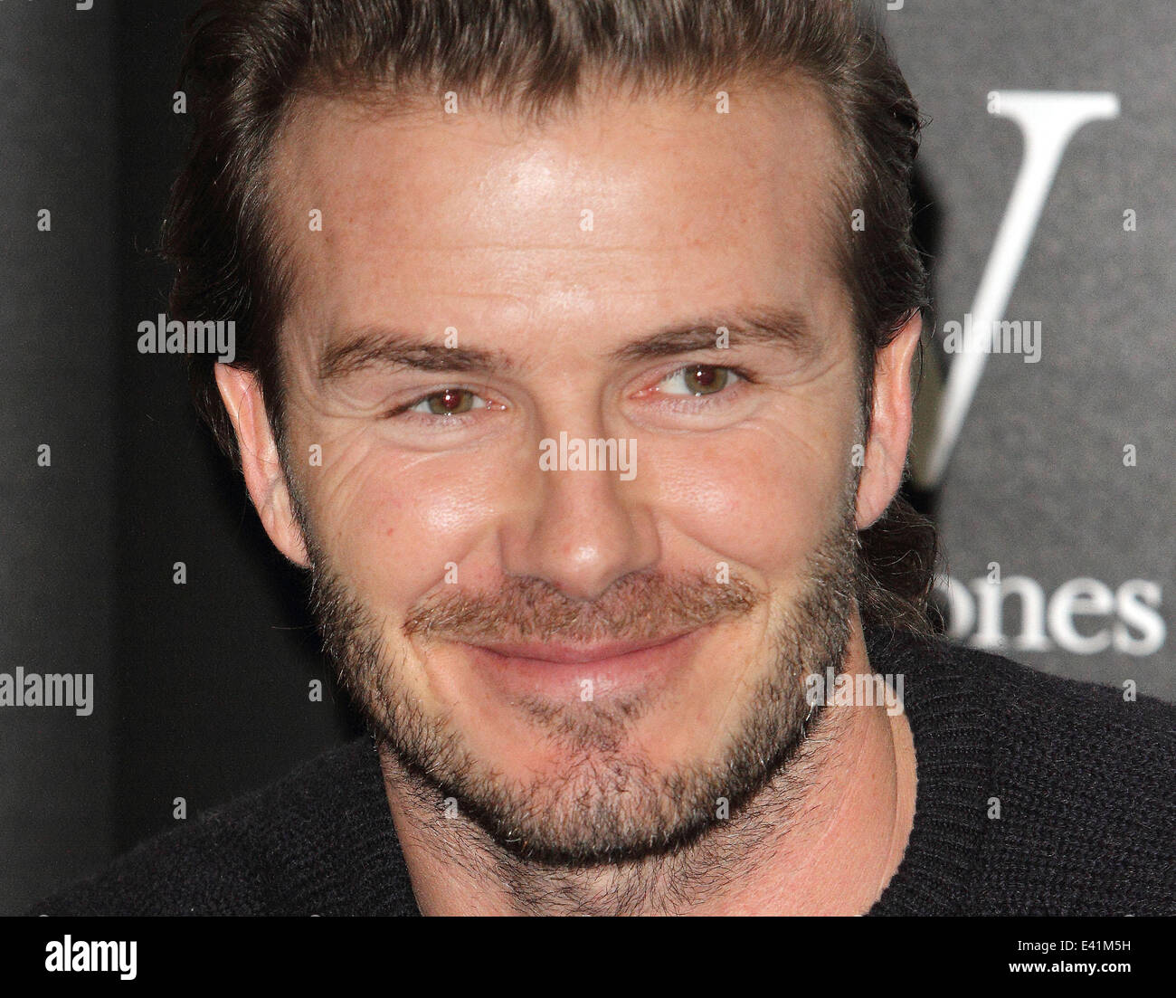 David beckham real madrid signing hi-res stock photography and images ...