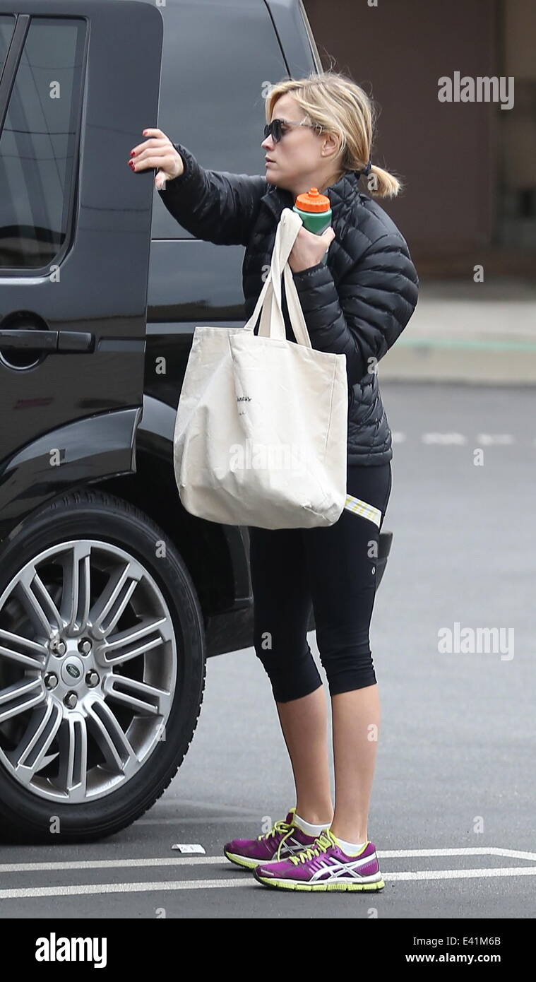 Reese Witherspoon makes her way to yoga class followed by spinning ...