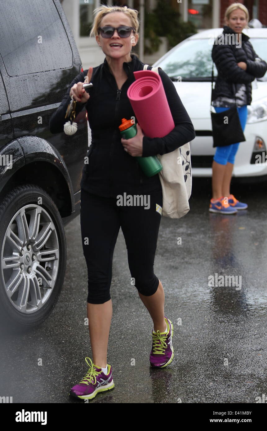 Reese Witherspoon makes her way to yoga class followed by spinning ...