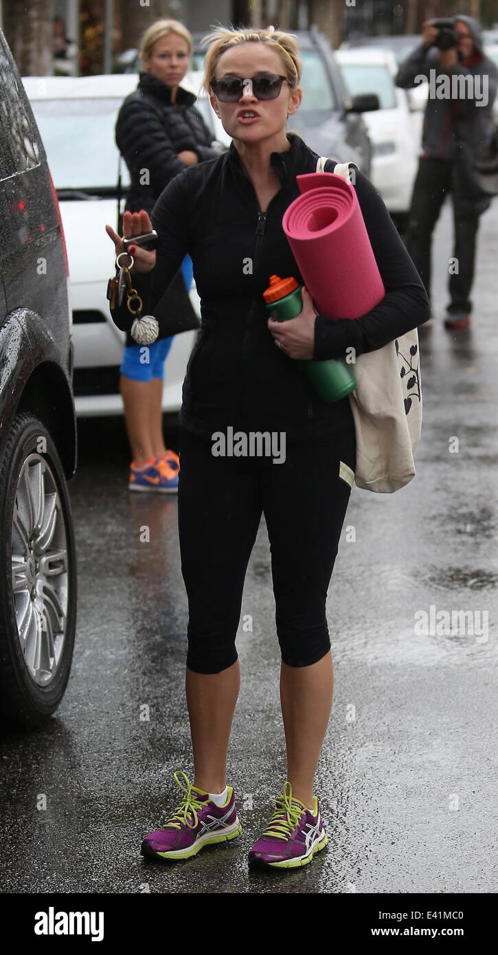 Reese Witherspoon makes her way to yoga class followed by spinning ...
