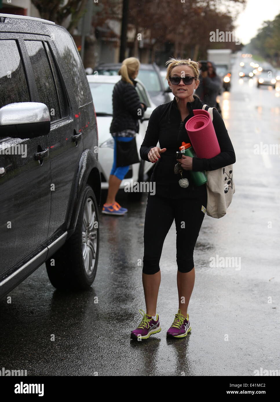 Reese Witherspoon makes her way to yoga class followed by spinning ...