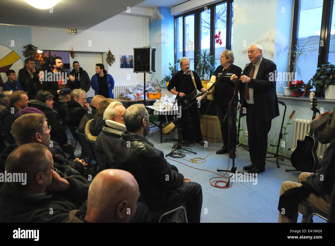 Gunter Gabriel performs live for Bahnhofsmission at Bahnhof Zoo ...
