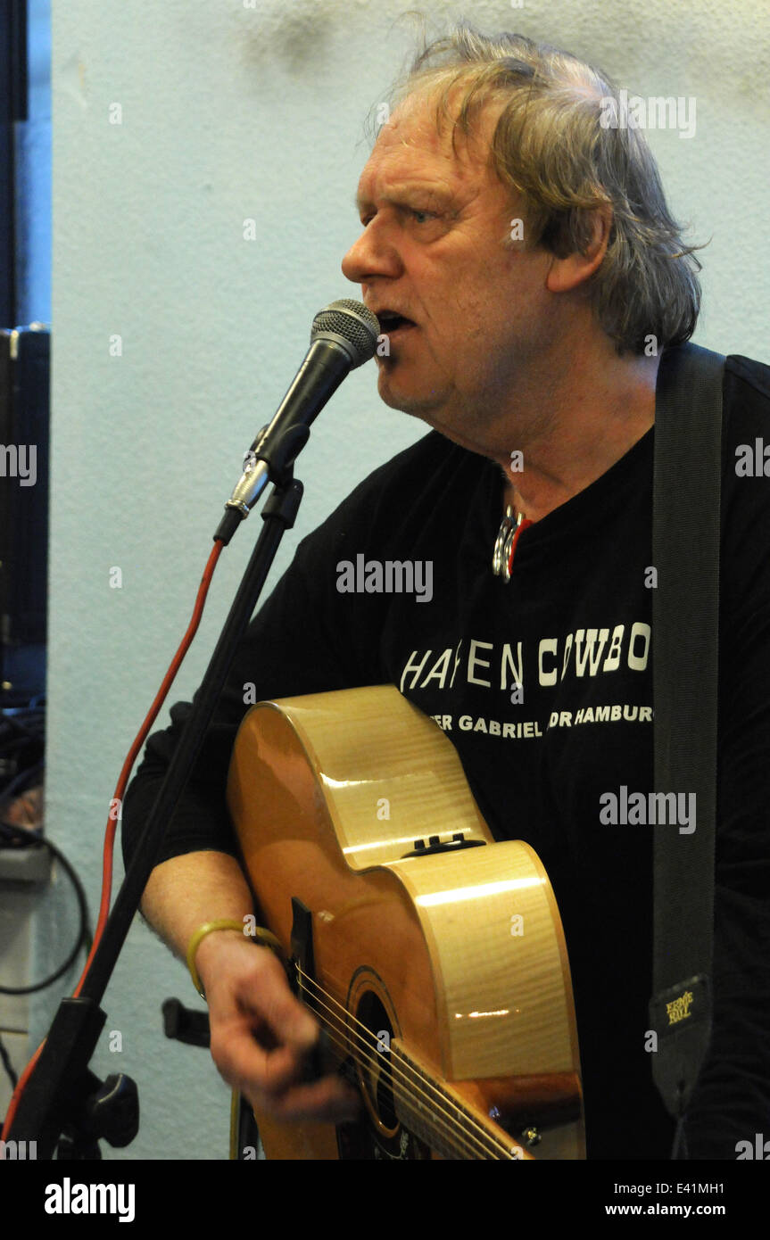 Gunter Gabriel performs live for Bahnhofsmission at Bahnhof Zoo ...