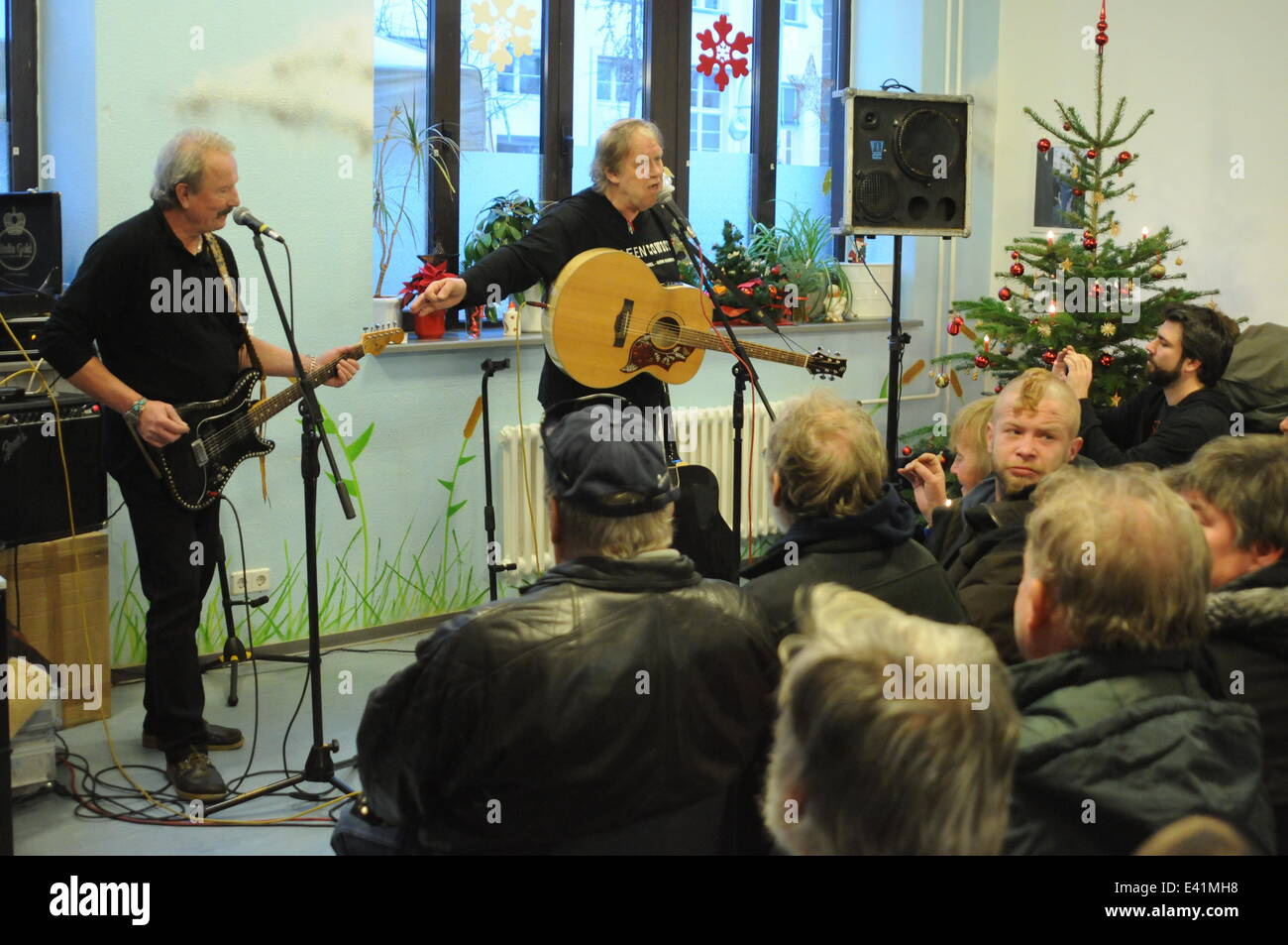 Gunter Gabriel performs live for Bahnhofsmission at Bahnhof Zoo ...