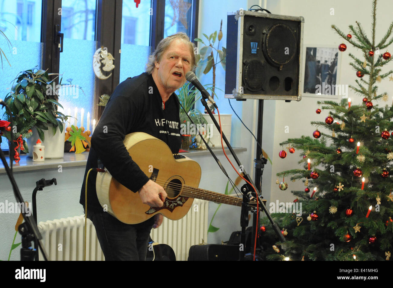 Gunter Gabriel performs live for Bahnhofsmission at Bahnhof Zoo ...
