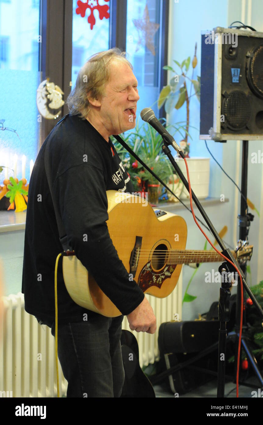 Gunter Gabriel performs live for Bahnhofsmission at Bahnhof Zoo ...