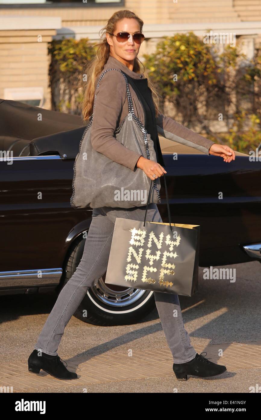 Elizabeth Berkley does some last minute Christmas shopping at Barney's ...